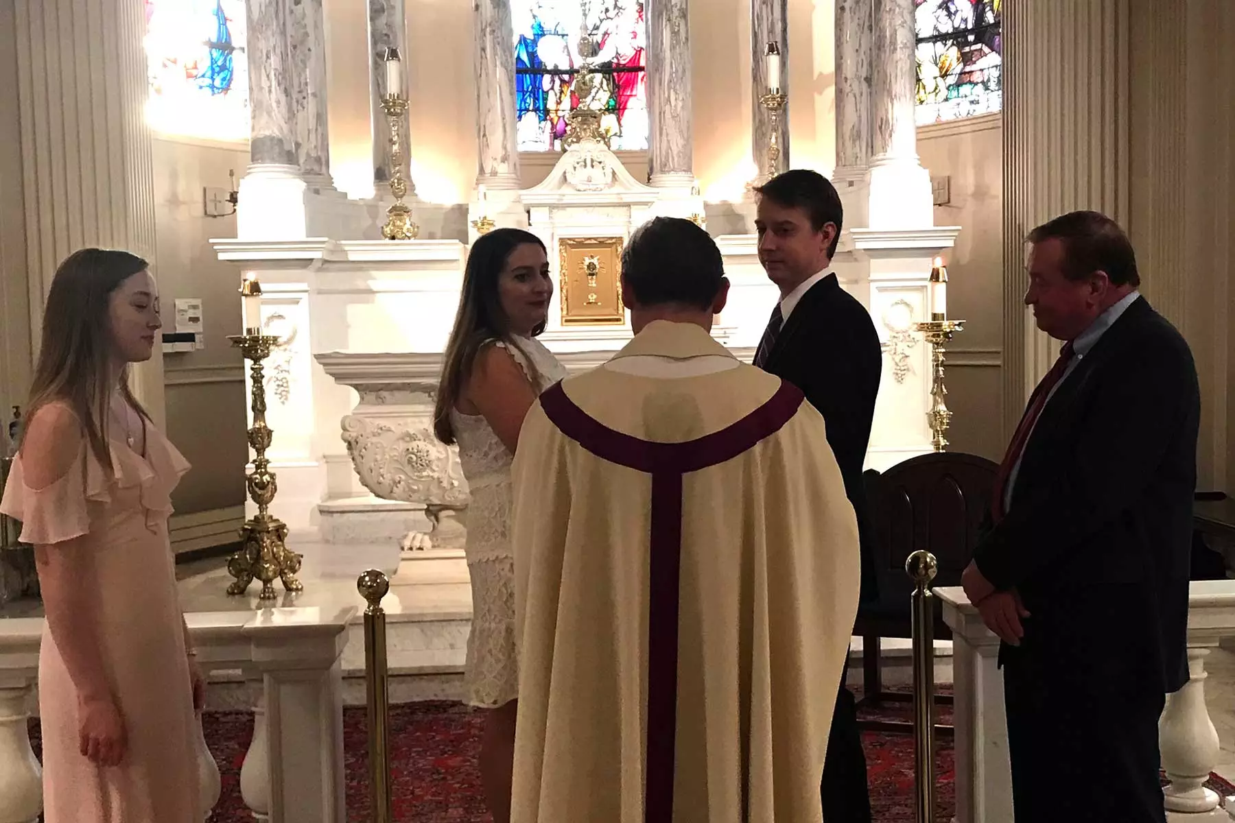 Boda de Andrea y Douglas en la iglesia con dos testigos