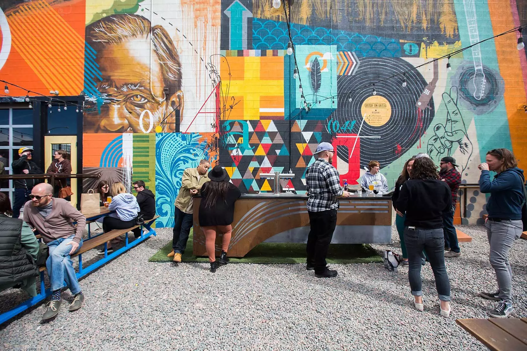 Folk nyder den udendørs terrasse på Ratio Beerworks i Denver