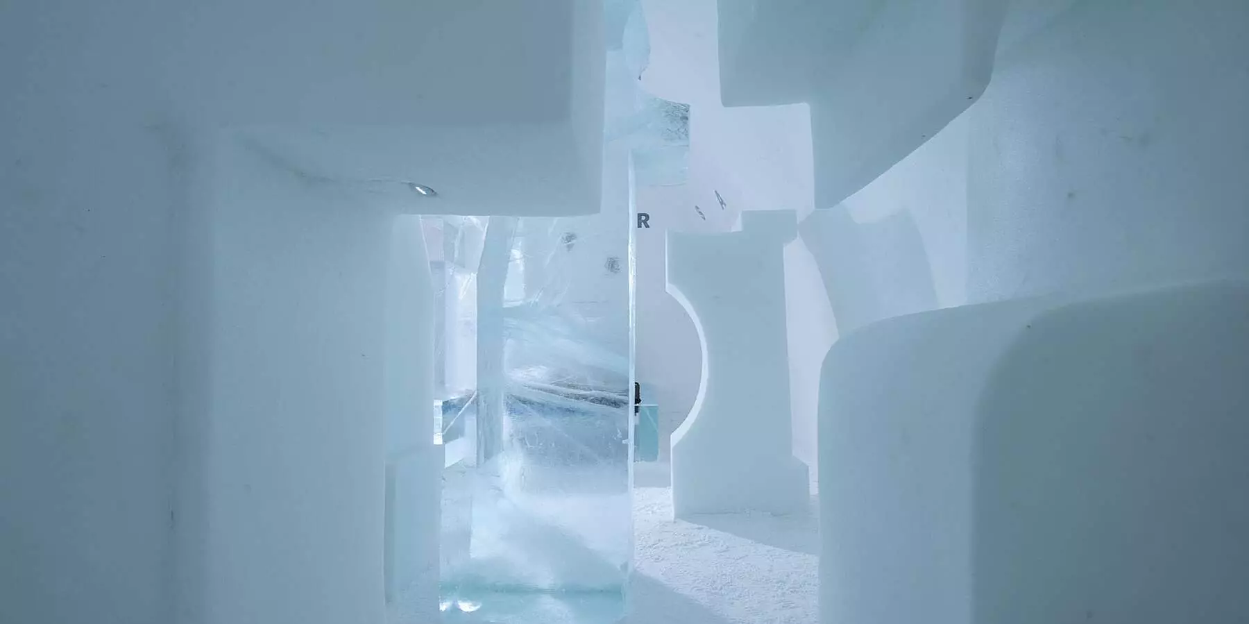 Zviedrijas Icehotel debitē jaunas interaktīvās mākslas suites — un jums nav jāceļo, lai tās izbaudītu