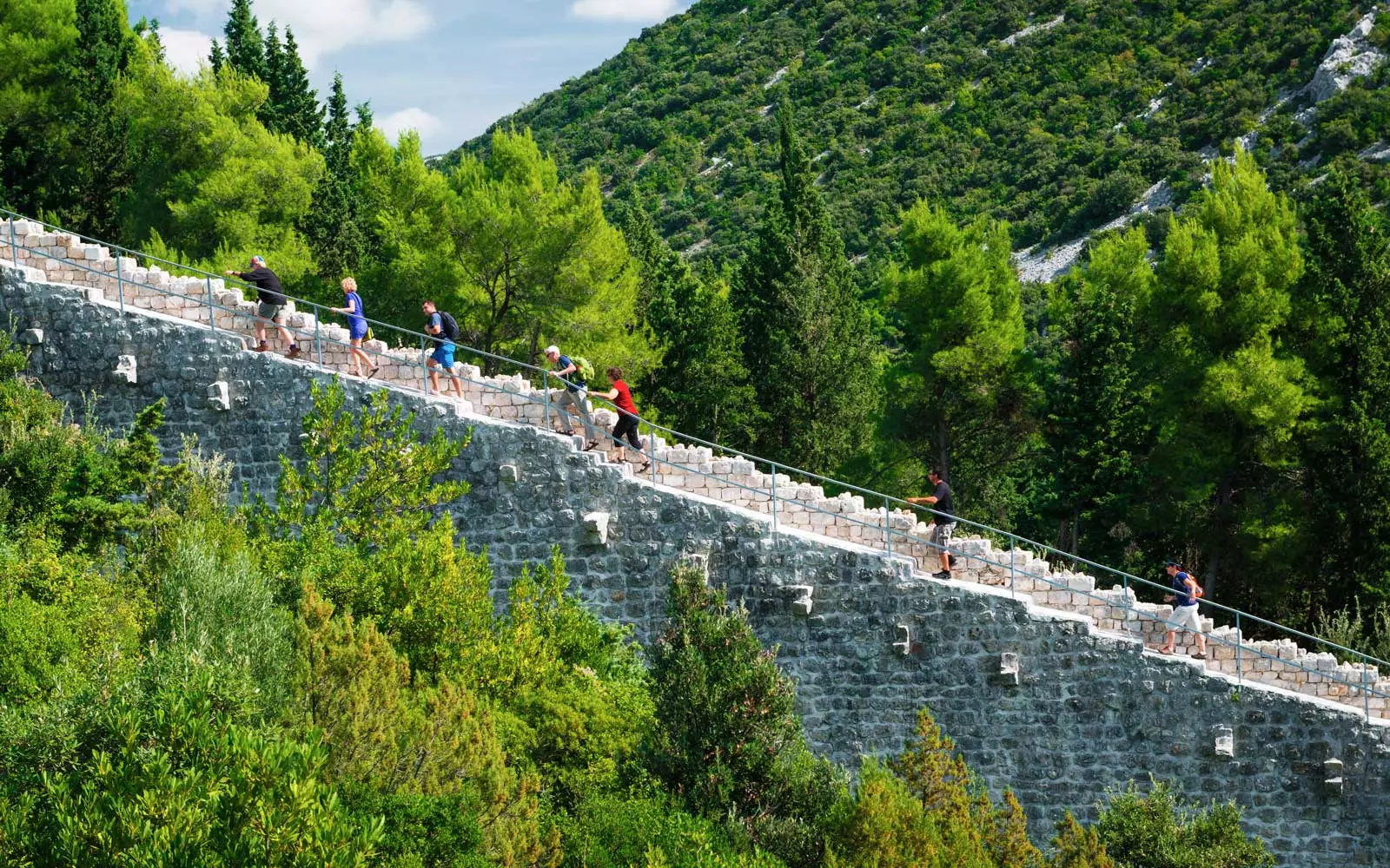 Toeristen die trappen beklimmen op de Grote Muur, Ston, Peljesac-schiereiland, Dalmatië, Kroatië