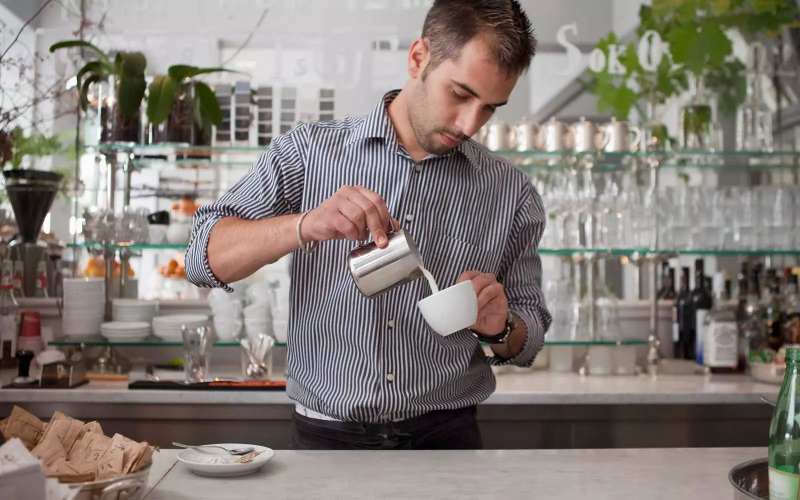 Kroatië, Zagreb, Barkeeper die koffie maakt in café