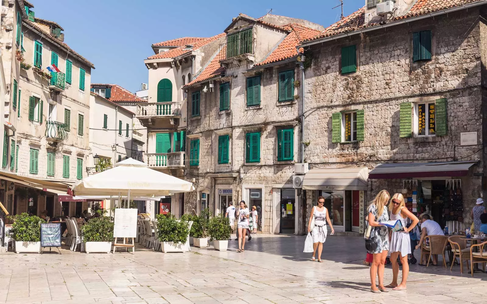 Vrienden die de oude stad, Split, Kroatië verkennen