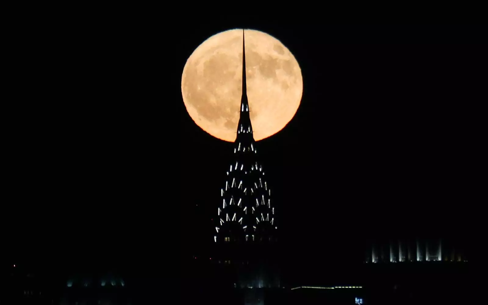 يرتفع قمر أكتوبر الكامل المسمى قمر الصياد فوق مدينة نيويورك