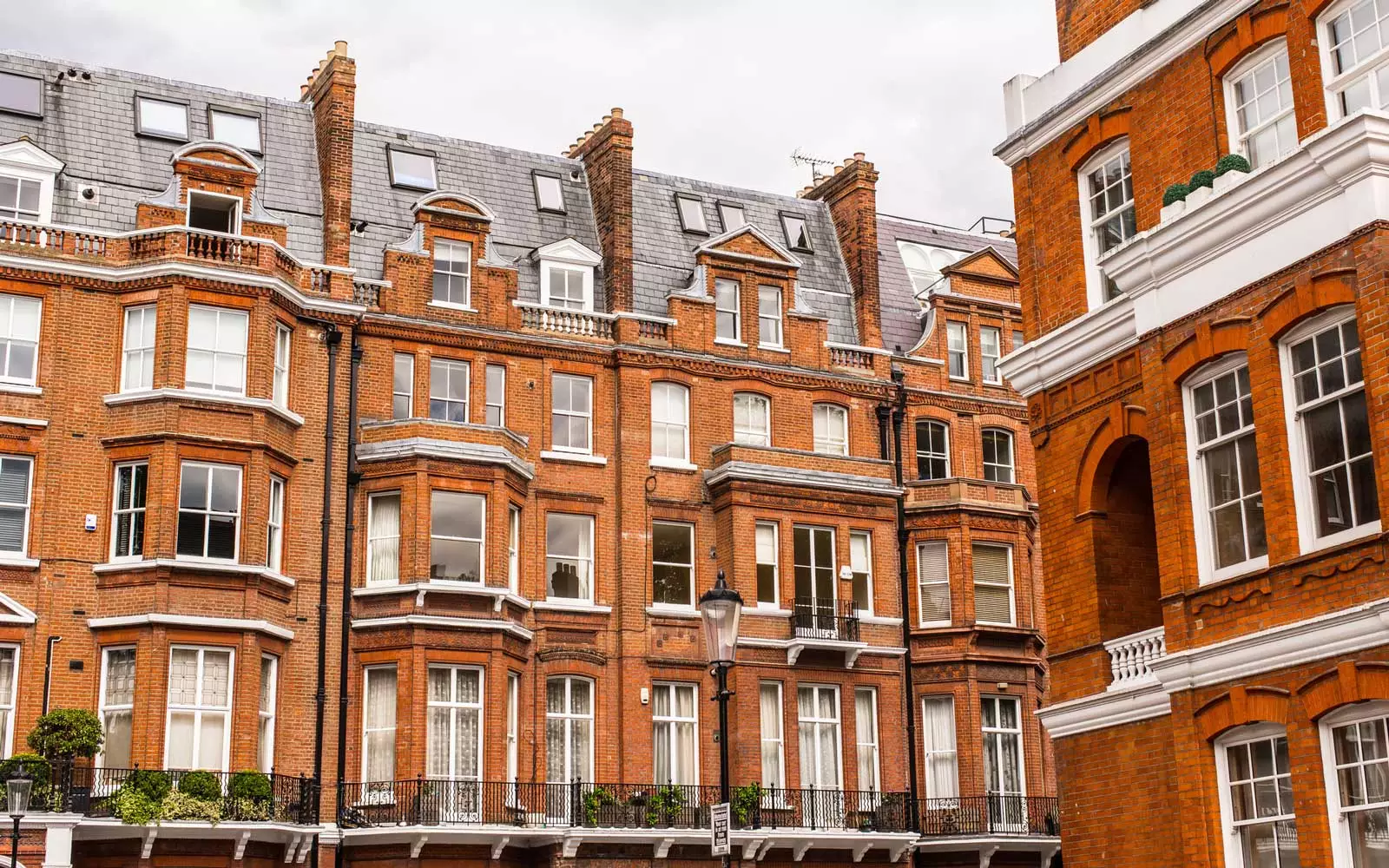 Facade na ƙwararriyar ɗan Burtaniya Edwardian ɗan Biritaniya ya yi bene a cikin jan bulo a Chelsea, London.