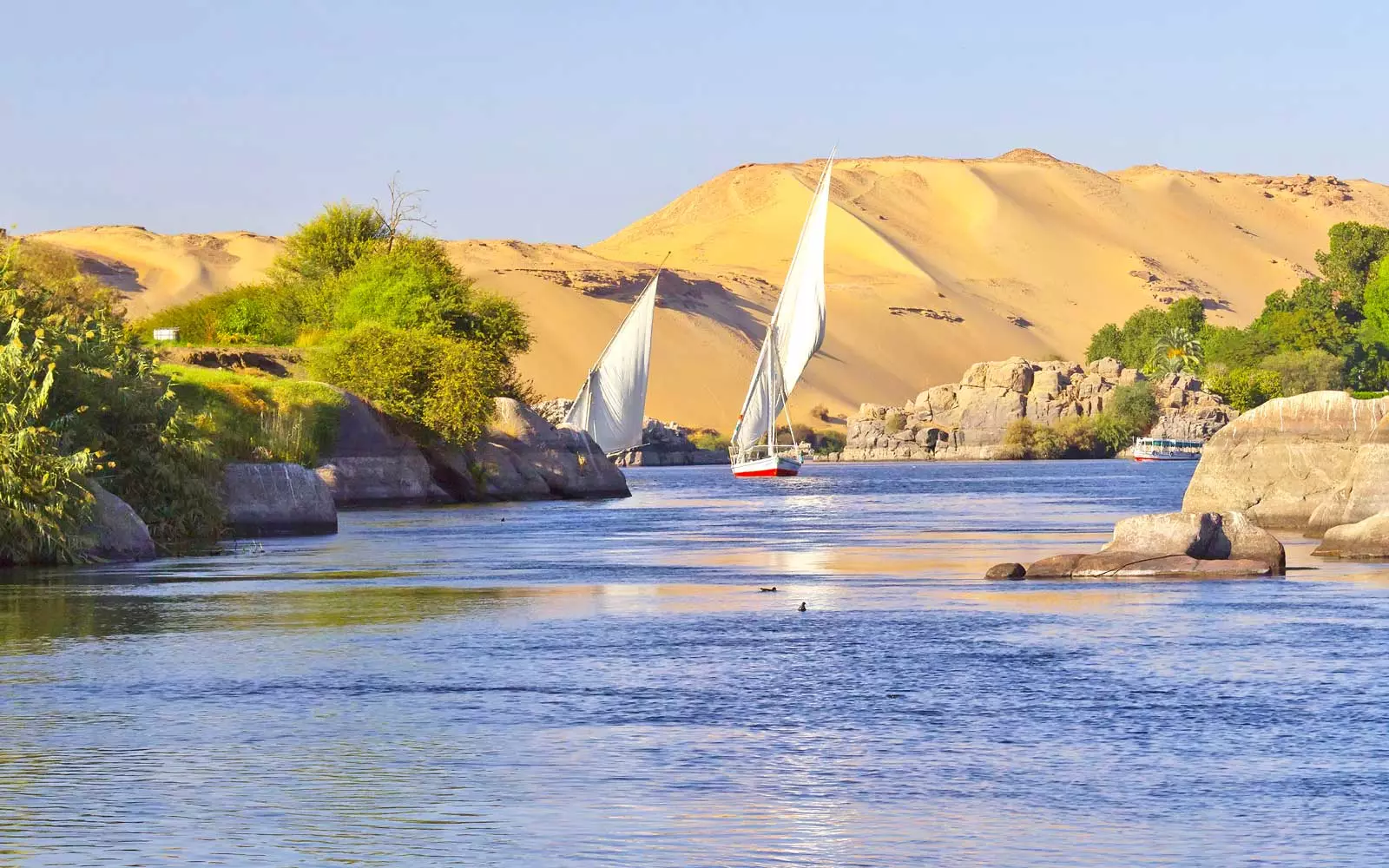 Zeilboten op de rivier de Nijl in de buurt van Aswan, Egypte