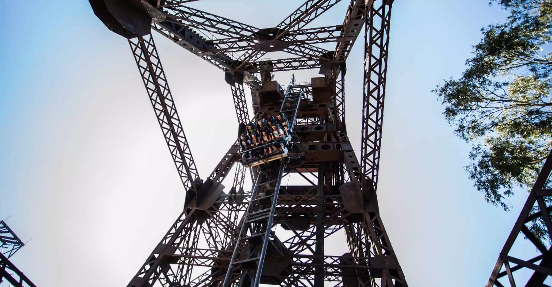 Sumakay ang mga bisita sa Tower of Tower Coaster sa Gold Reef City