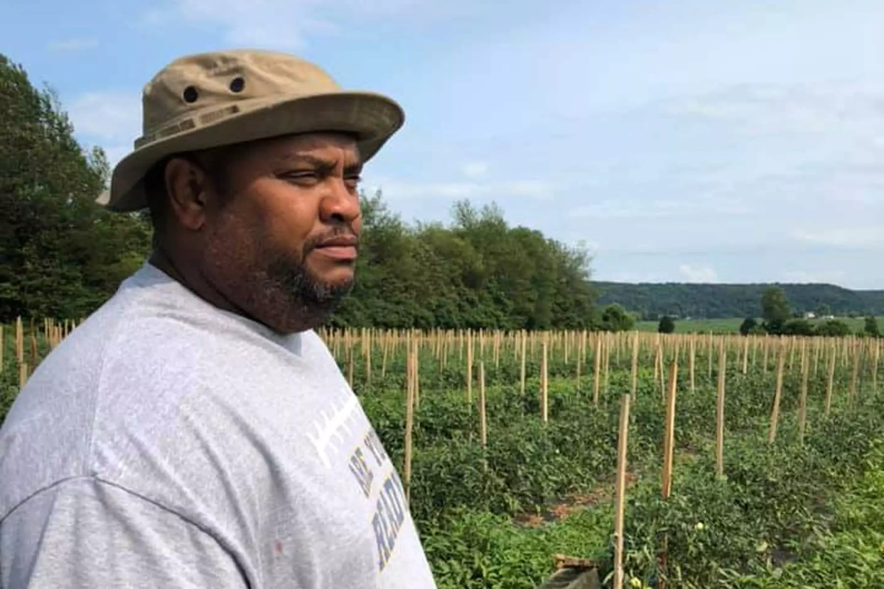 Home negro cultivando un campo