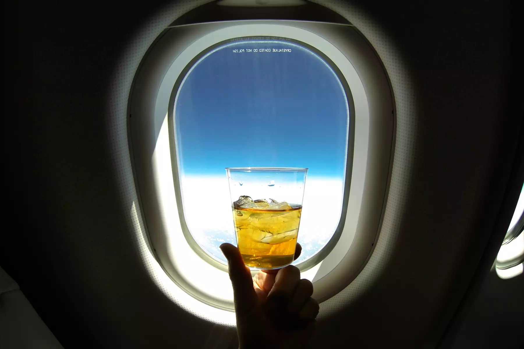 Bebida de ginger ale en un avión