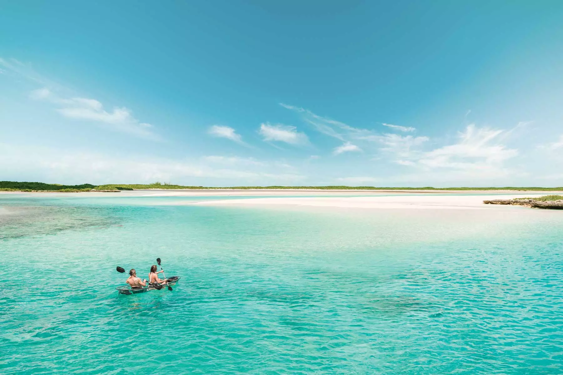 Çift duke bërë kajak në Exumas, Bahamas