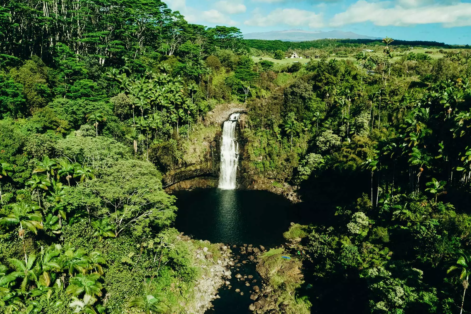 Waterfall dị n'agwaetiti Hawaii