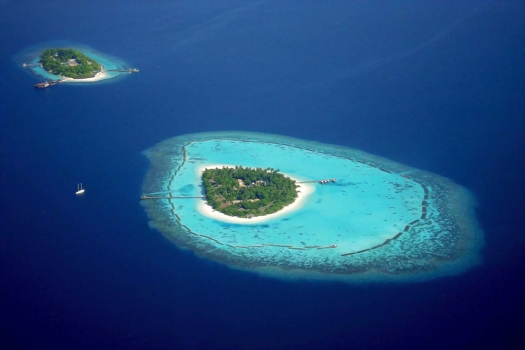 Pemandangan udara dua pulau di Maldives