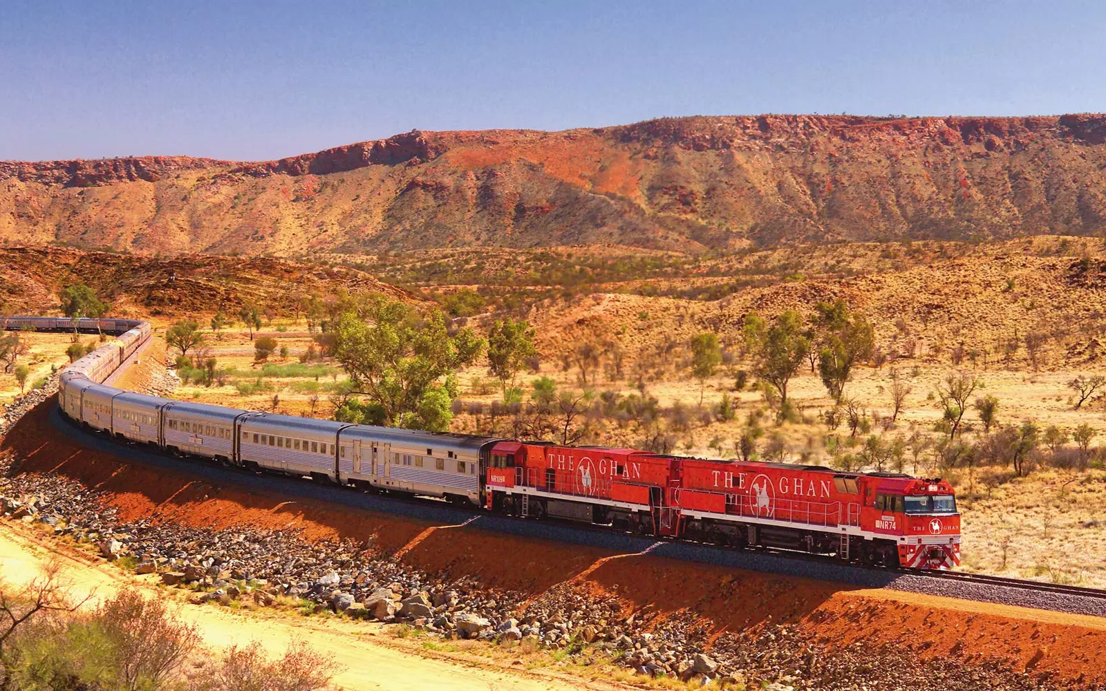 Il treno Ghan che passa per l'Australia