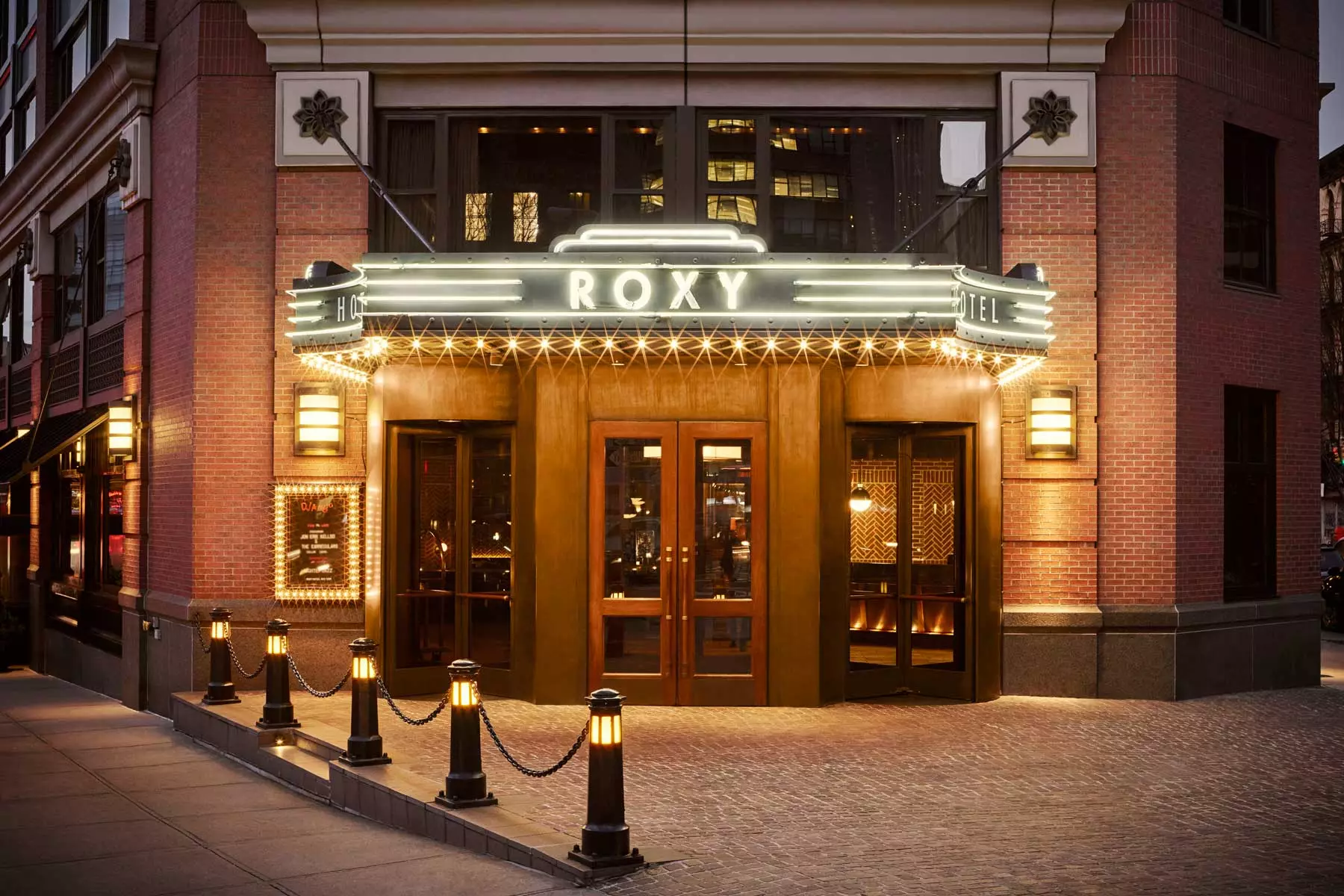 ພາຍນອກຂອງ The Roxy, ໄດ້ລົງຄະແນນສຽງຫນຶ່ງໃນໂຮງແຮມຊັ້ນນໍາໃນນະຄອນນິວຢອກ