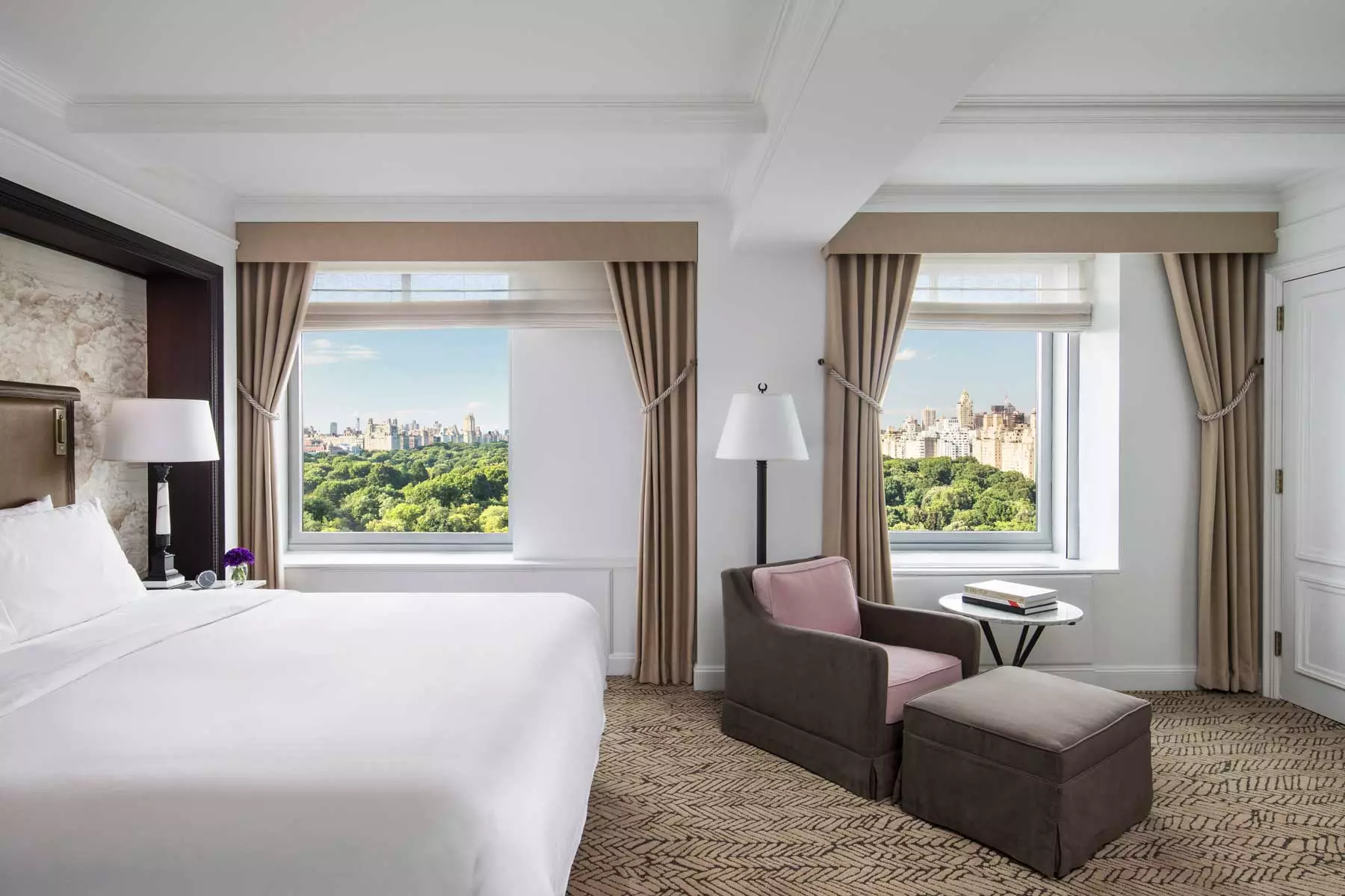 Ritz-Carlton New York Central Parkындагы Борбордук Парктын көрүнүшү бар конок бөлмөсү Нью-Йорктогу эң мыкты мейманканалардын бирине добуш берди