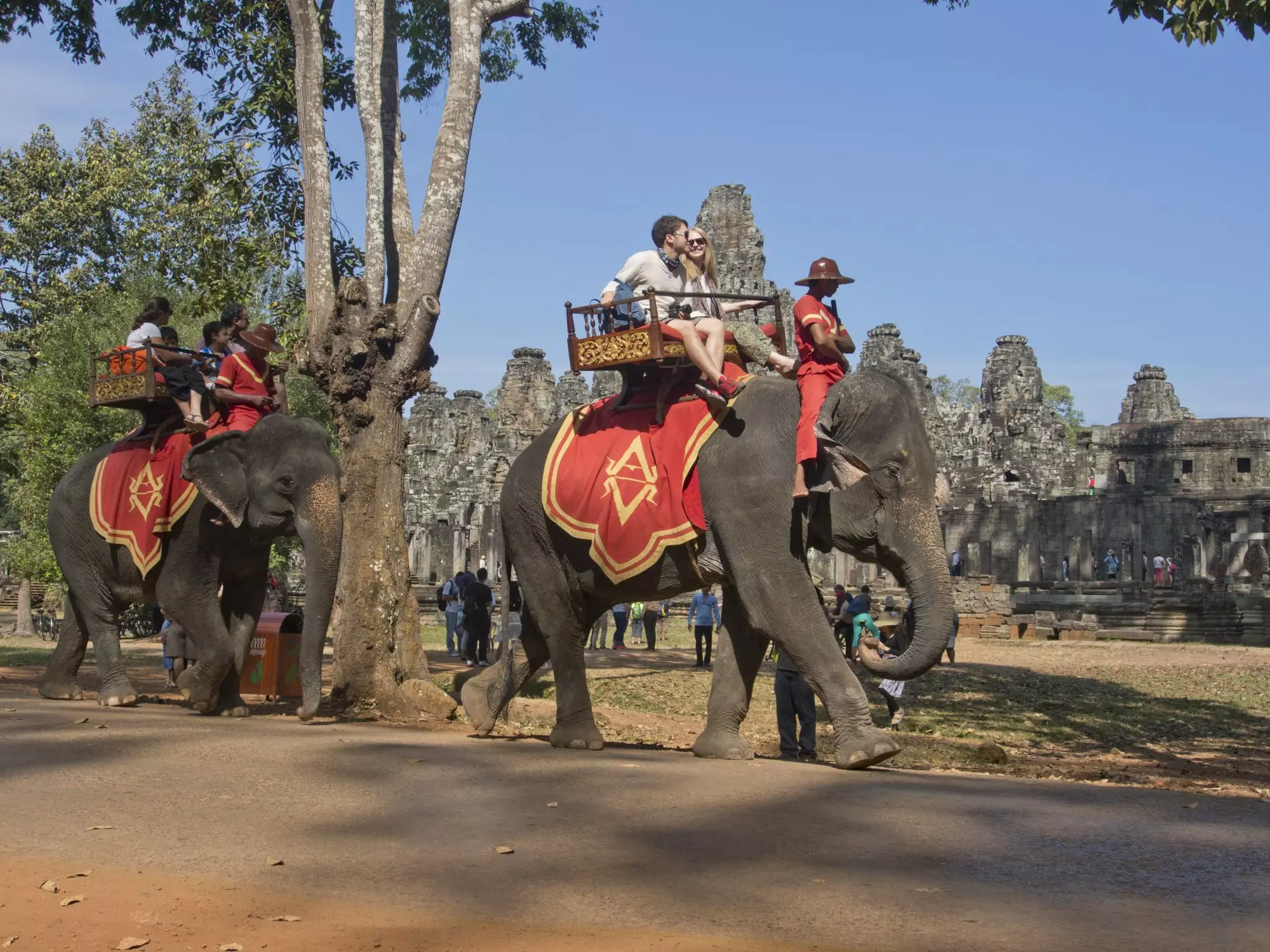 Turisti jazdiaci na slonoch v Angkor Wat
