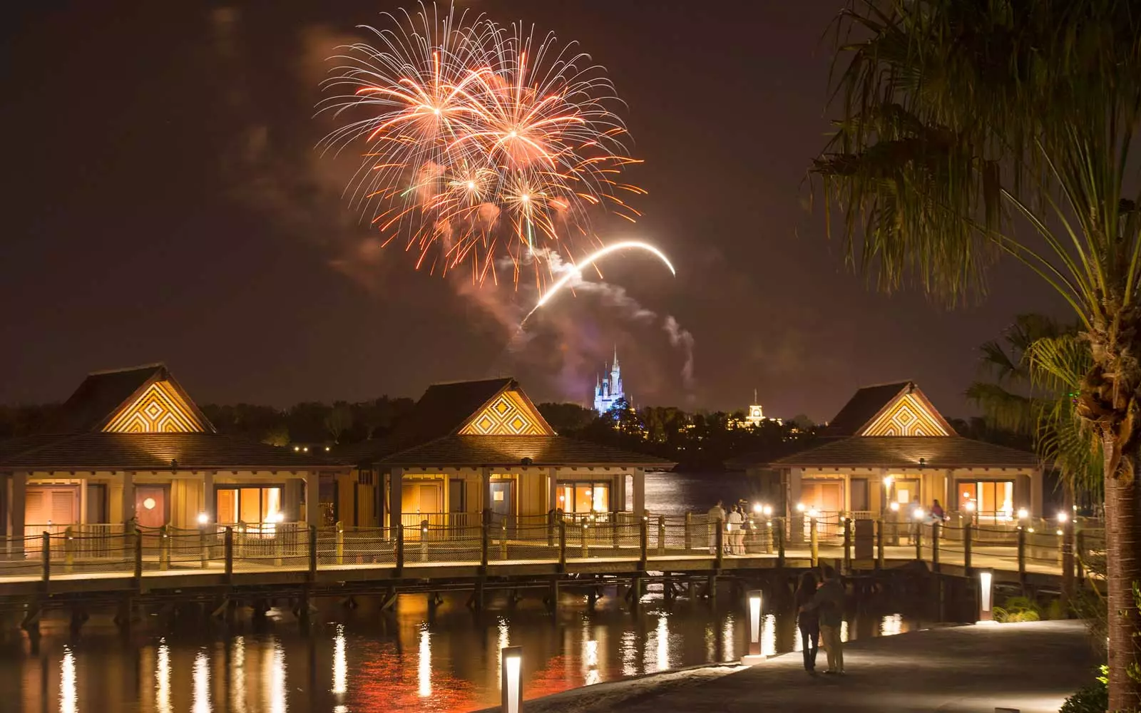 Fogos artificiais vistos desde Disney's Polynesian Resort