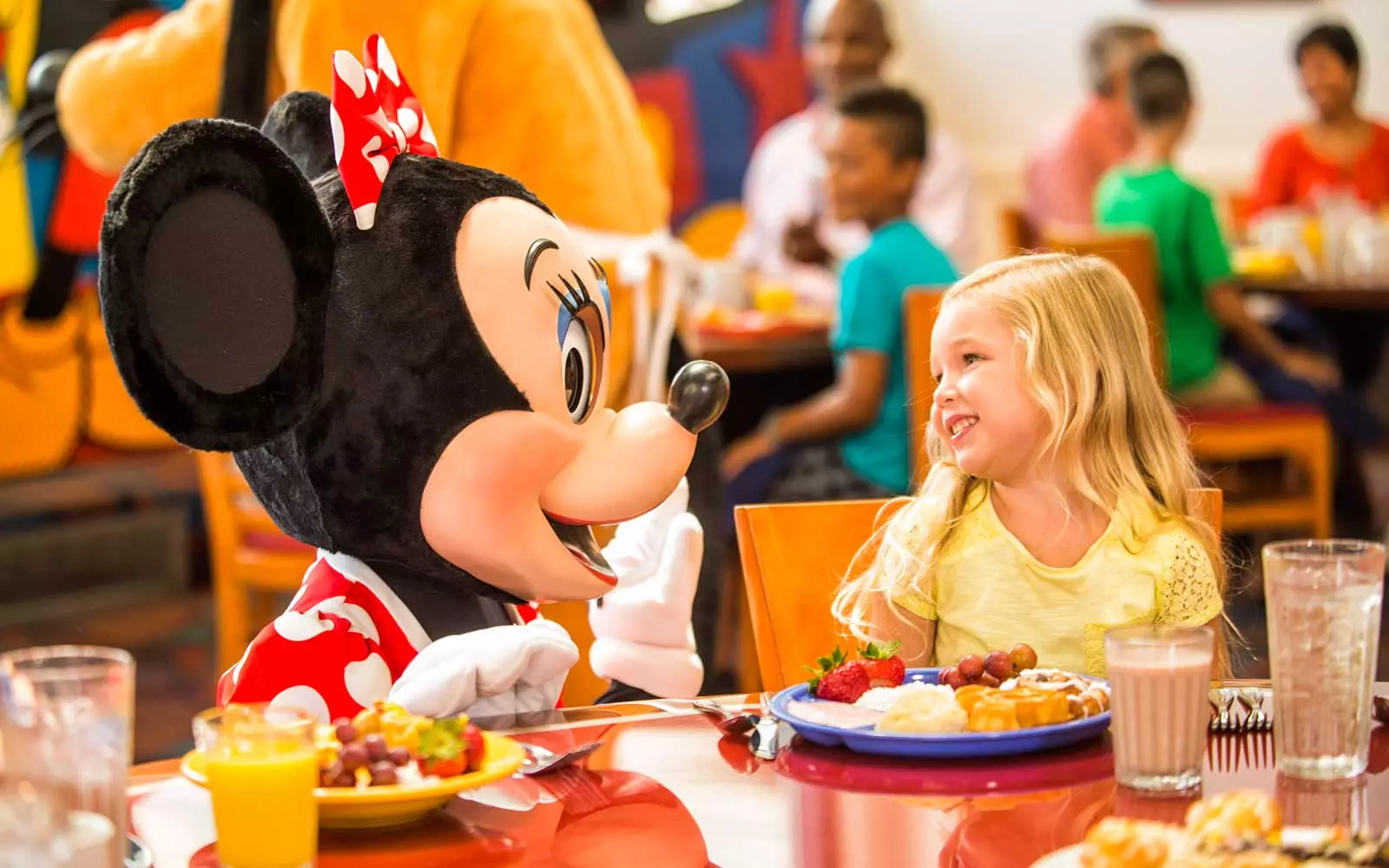 Nihaona sy niarahaba ny mpilalao tao amin'ny Chef Mickey's