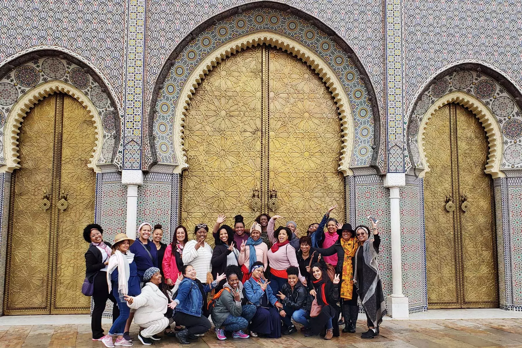 Un grup de dones davant d'una façana de rajoles a Fes, al Marroc