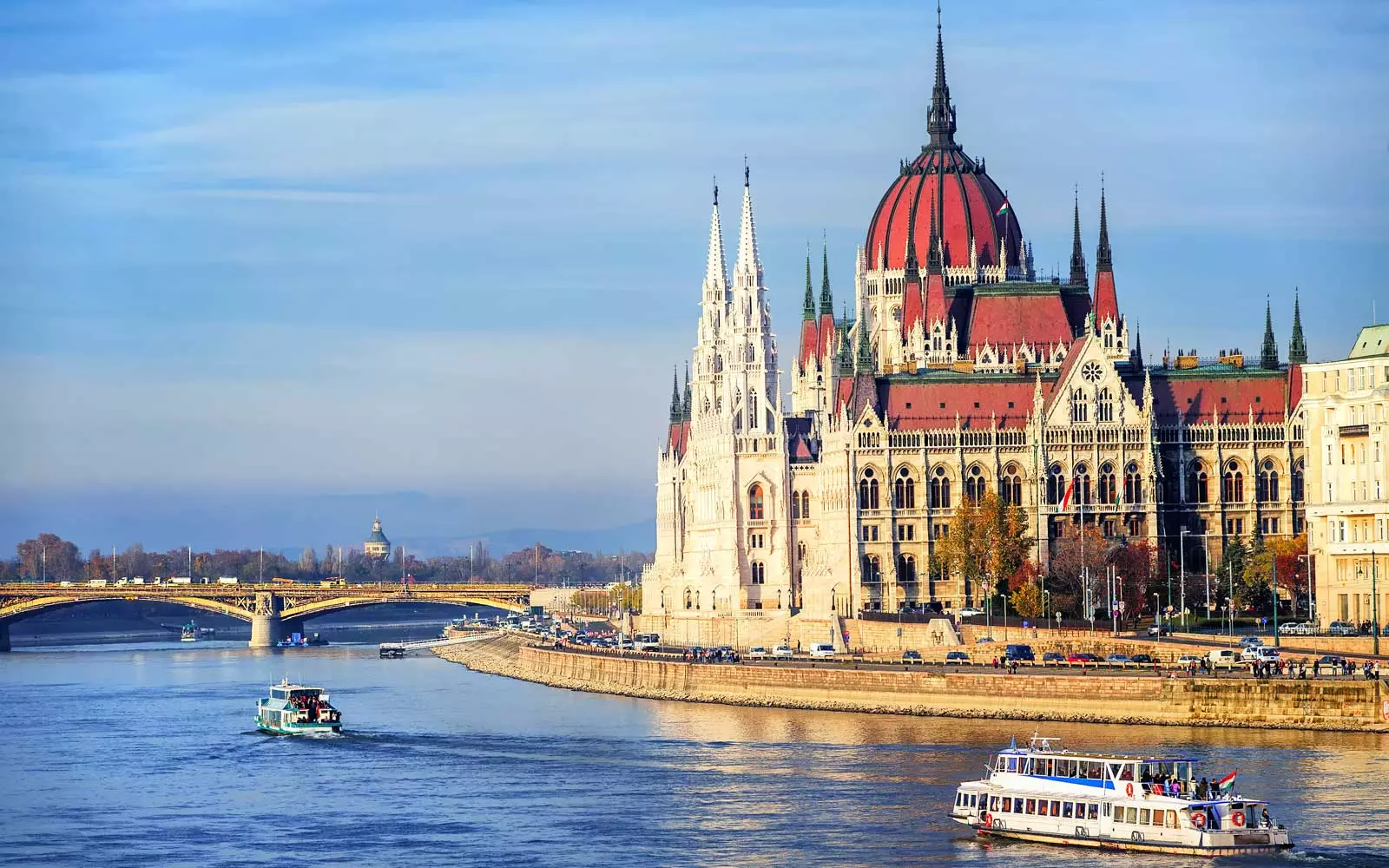 In groepsreis op in cruise del de Donau jout jo in ûntspannen manier om te genietsjen fan spektakulêre lânskip.