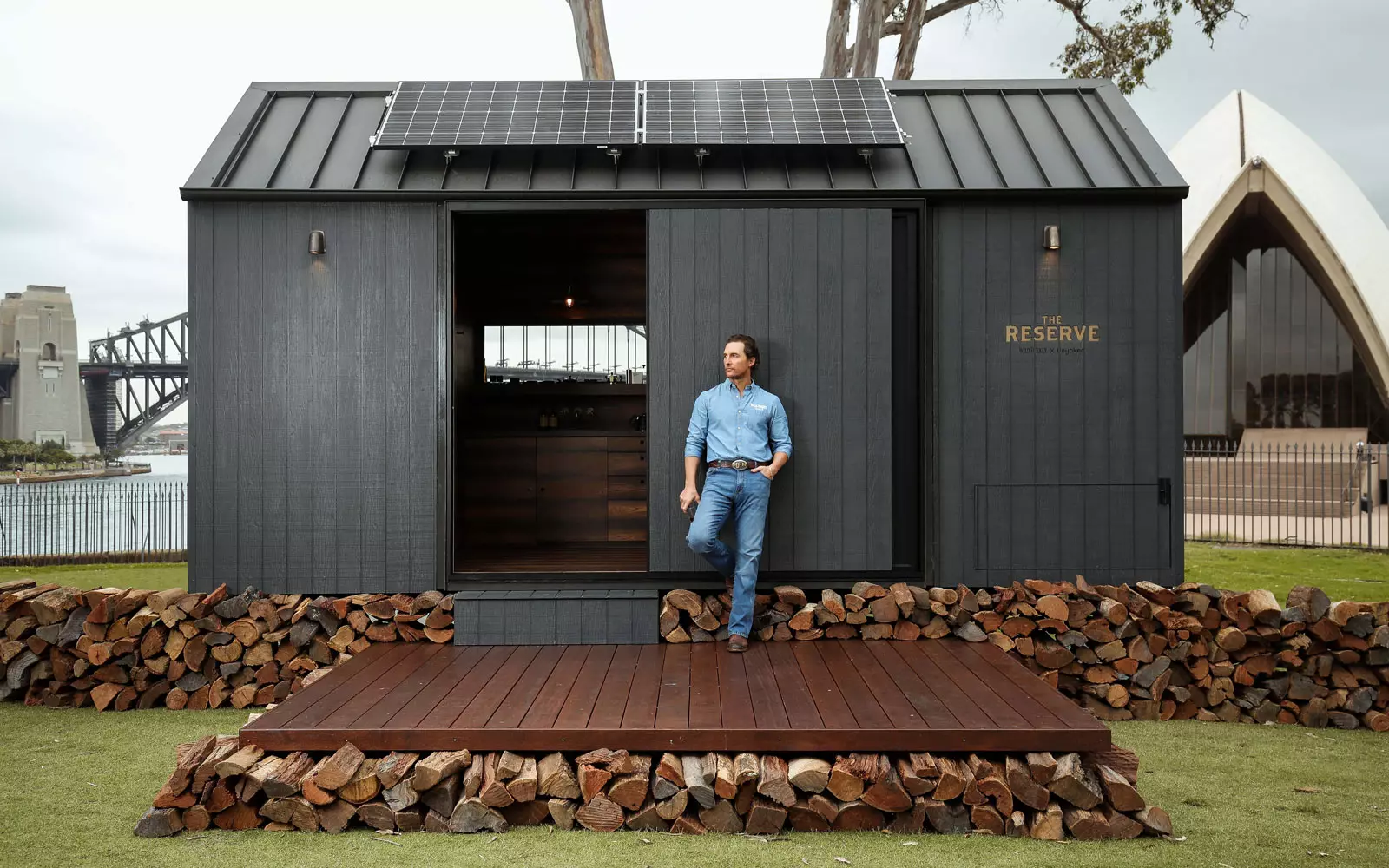 Matthew McConaughey diante da súa cabina en Australia