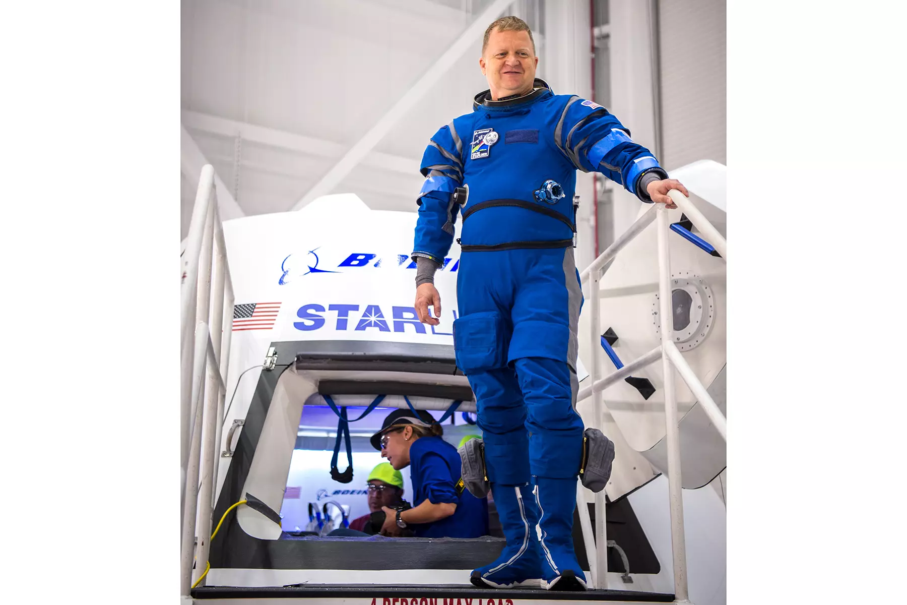 Astronautul de la NASA Eric Boe poartă noul costum spațial Boeing, conceput pentru a fi purtat de astronauții care zboară pe CST-100 Starliner.