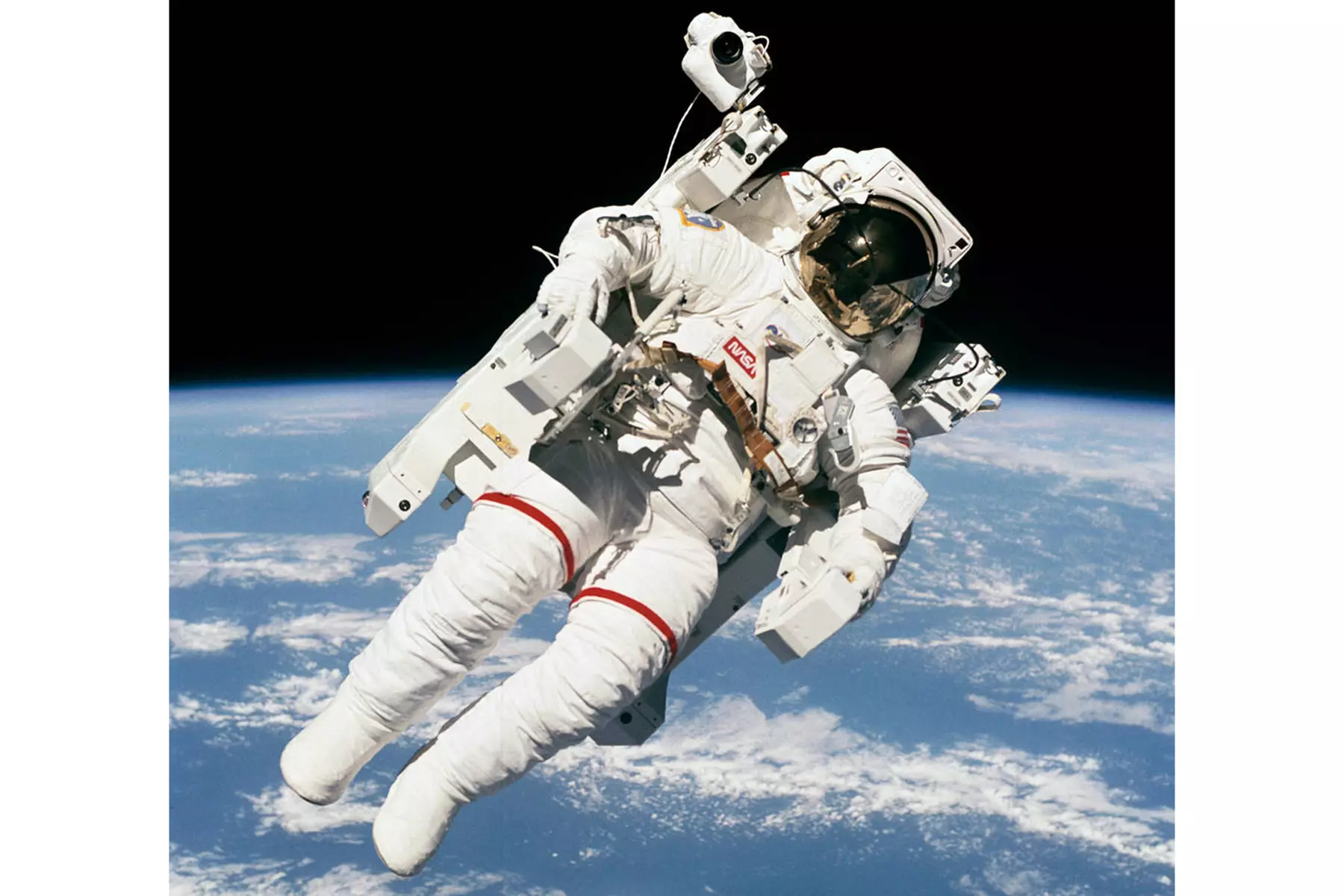 Astronavt Bruce McCandless ilk dəfə kosmosda gəzintiyə çıxdı