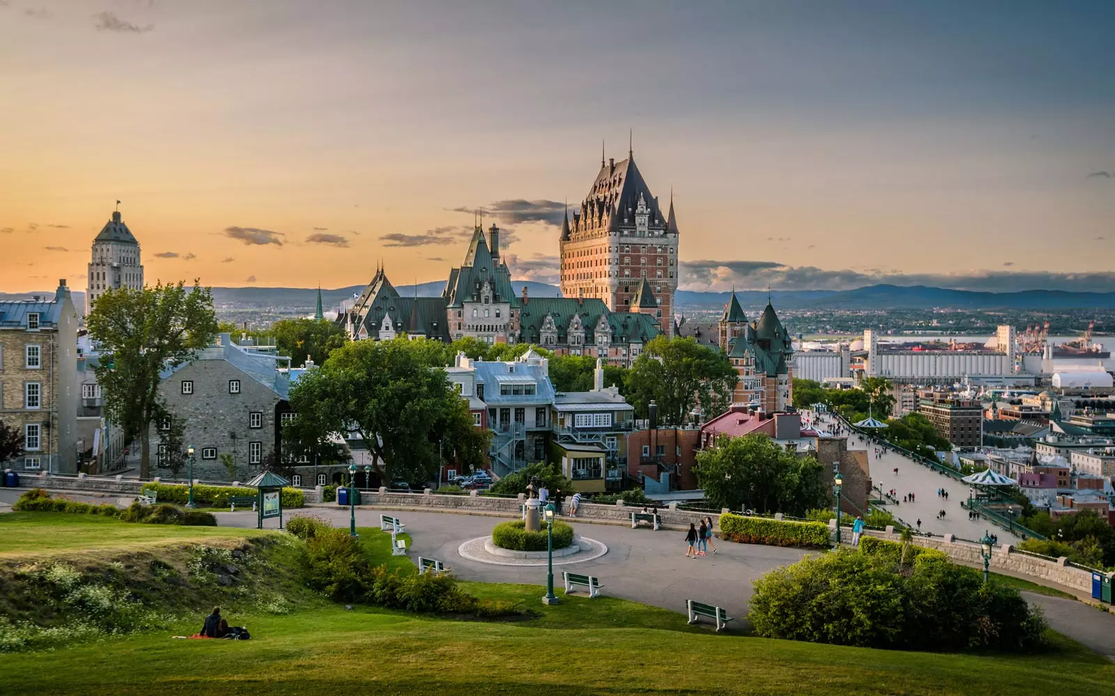 I-Quebec City, eCanada