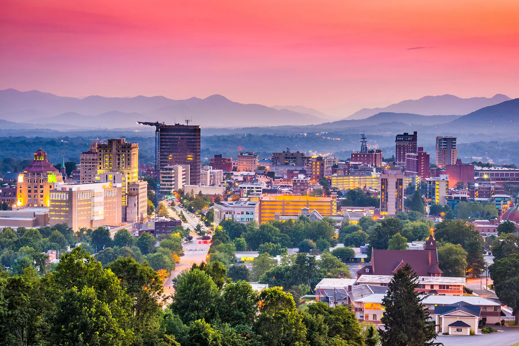 Asheville, צפון קאראליינע, USA אין טוויילייט.