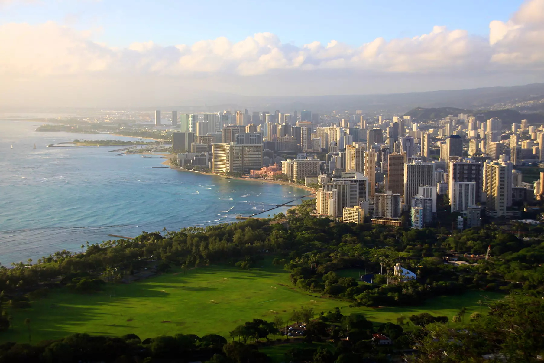 Ukudubula ukusuka kwincopho yeDayimane eyiNtloko yeCrater, ejongene nesibhakabhaka saseHonolulu kunye neWaikiki Beach.