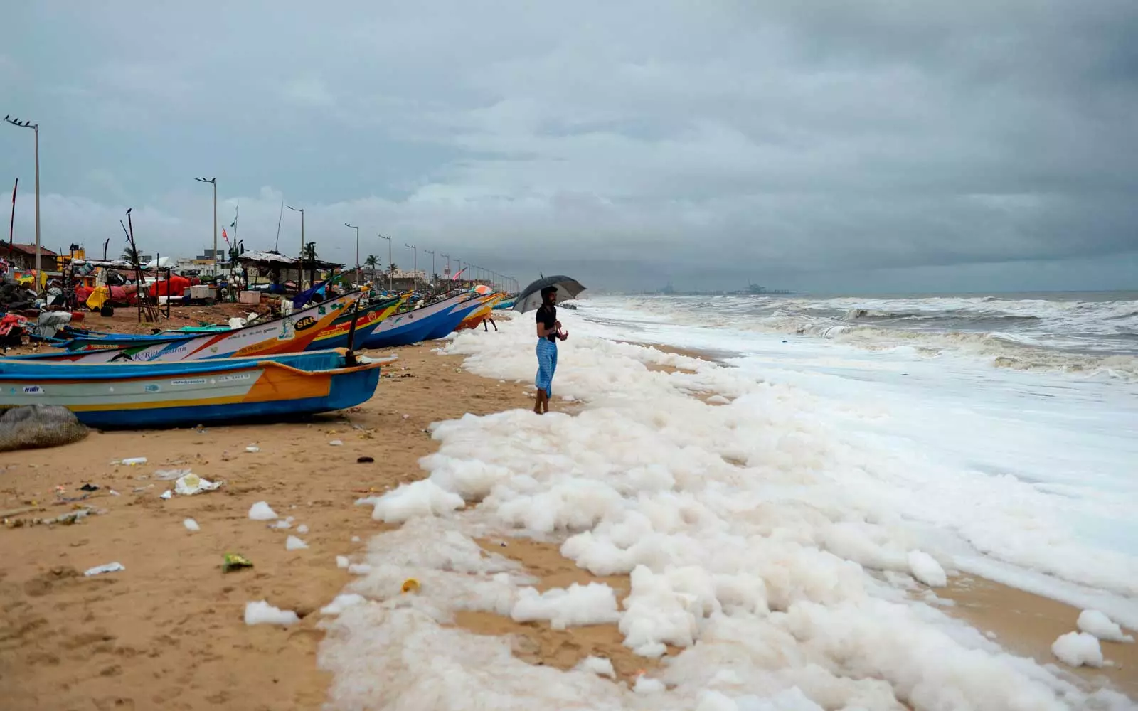 Skum på Indiens Marina Beach