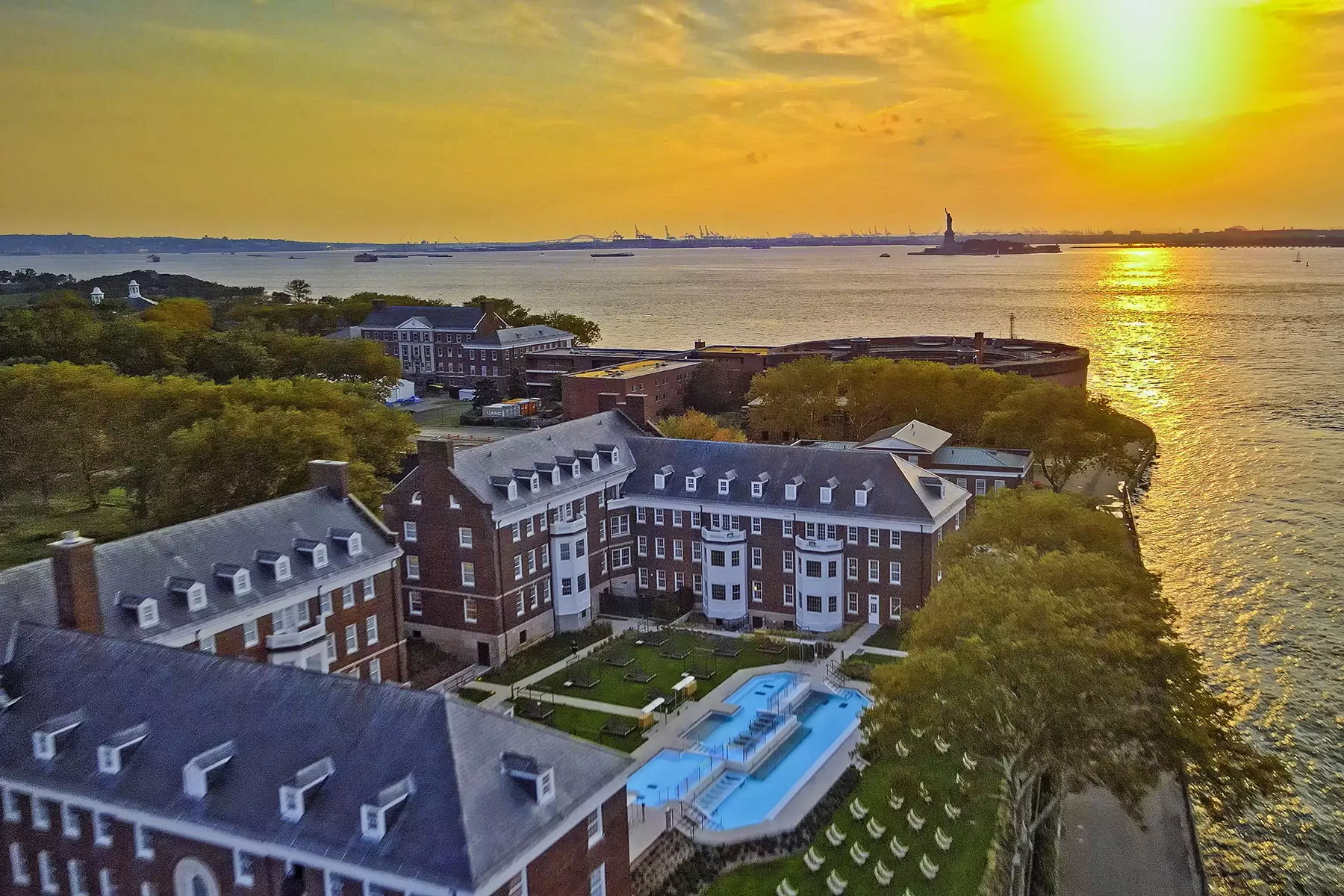 Luftfoto av QC NY Spa på Governors Island med utsikt over Frihetsgudinnen