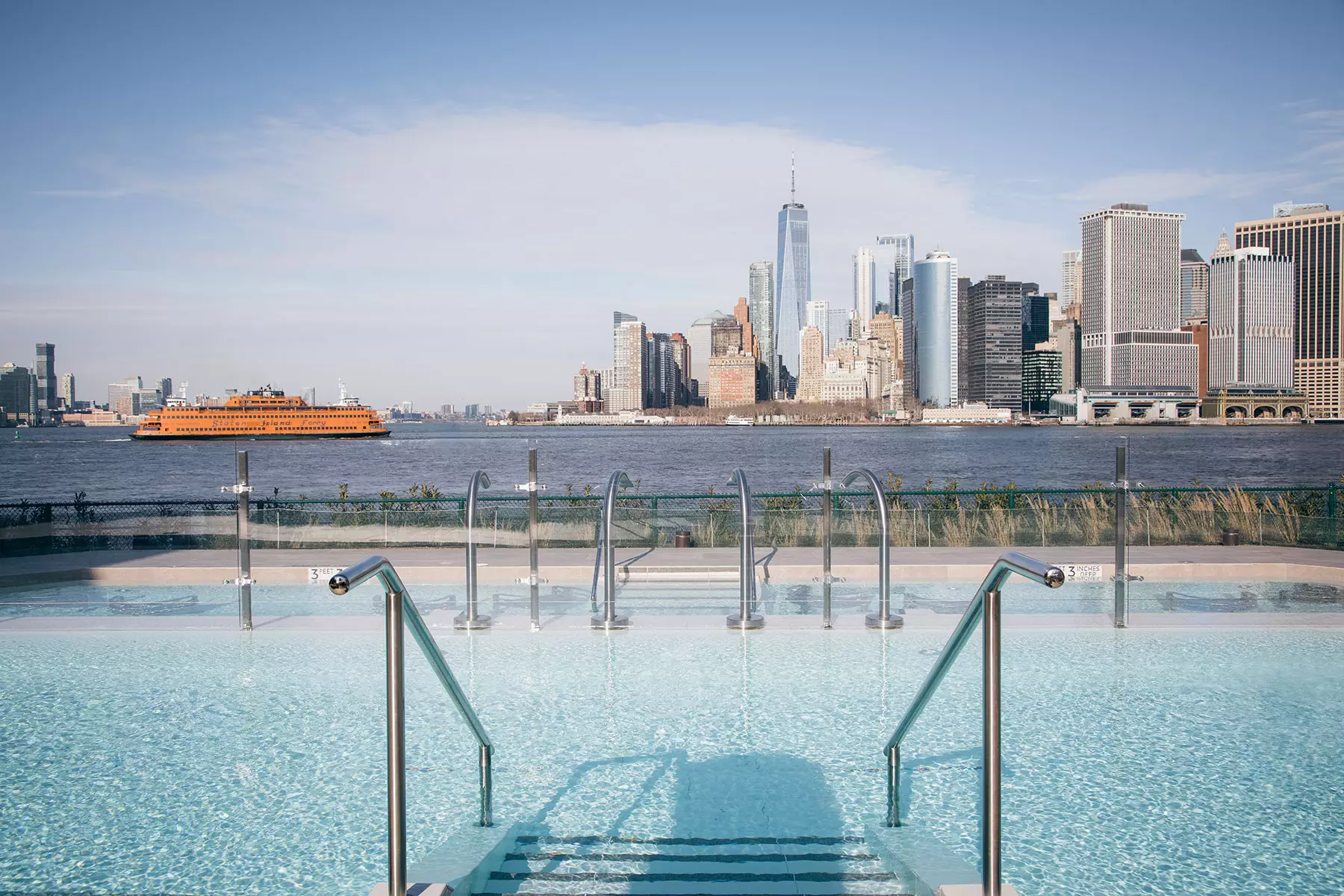 Vista dello skyline di New York dalla piscina esterna della QC NY Spa a Governors Island