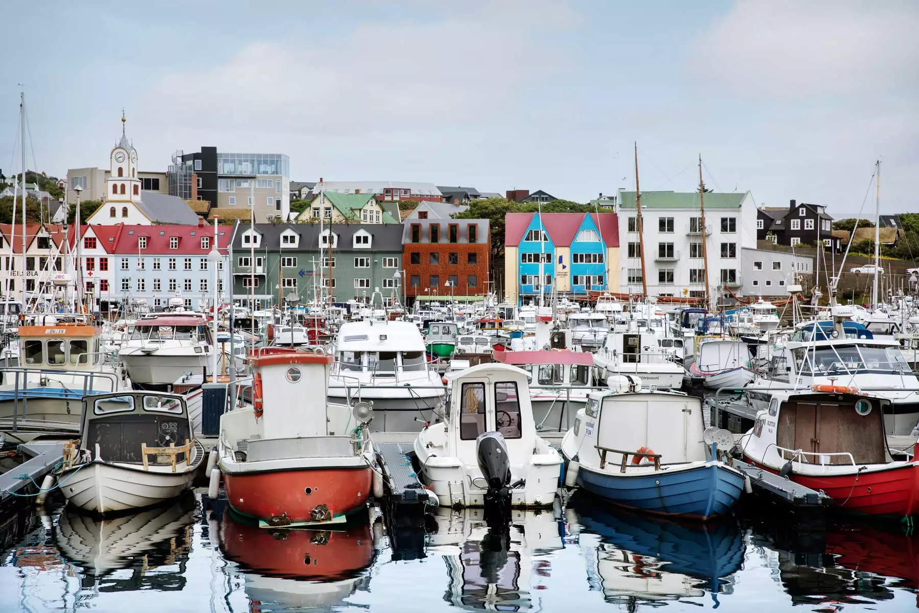 Boten in een jachthaven in Tórshavn