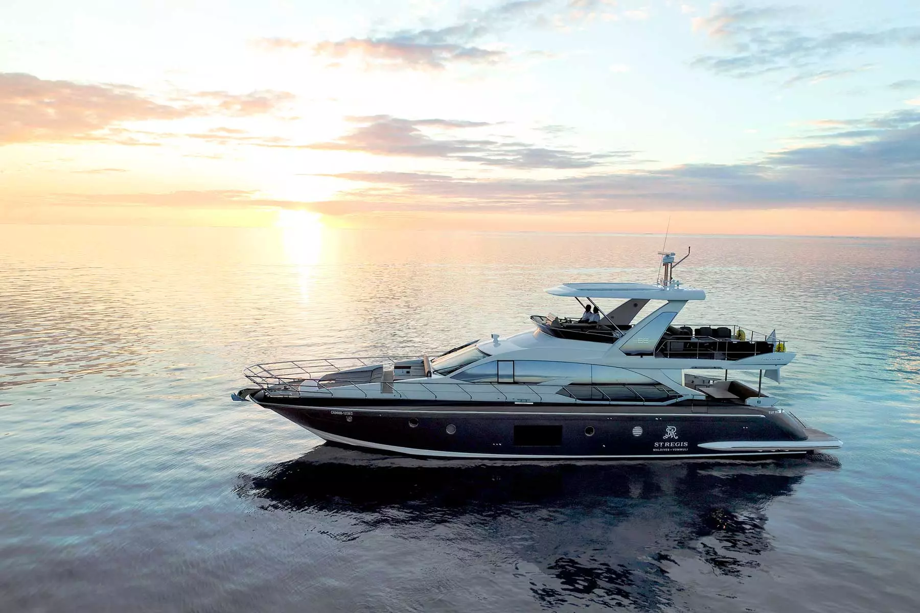 Die Norma-Yacht der St. Regis Malediven, auf dem Wasser bei Sonnenuntergang