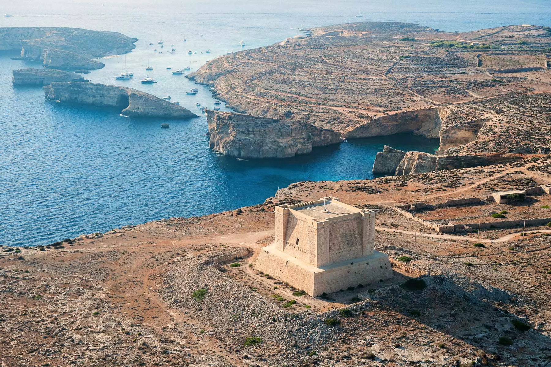 Comino, Malta, acque blu e scogliere lungo il mare