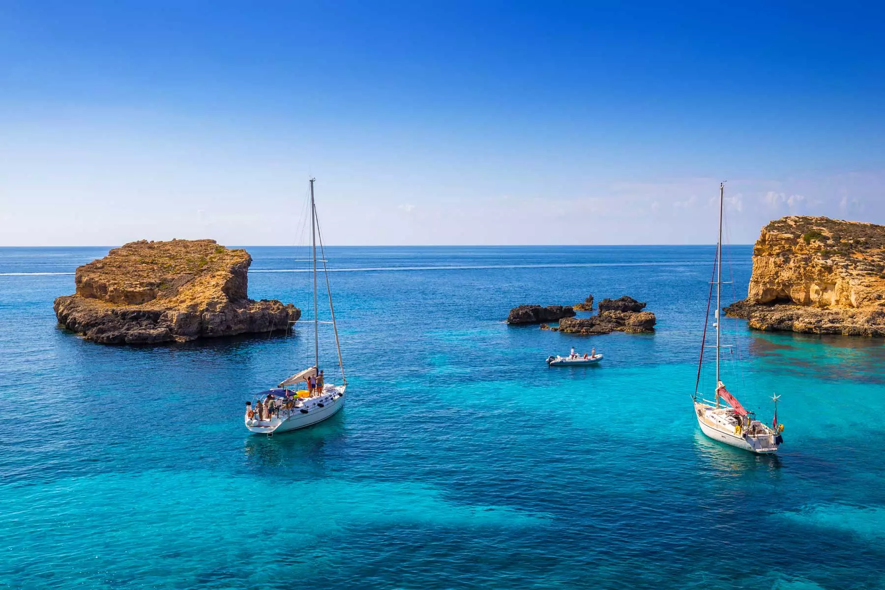 Comino, Malta, dlo ble ak falèz bò lanmè a