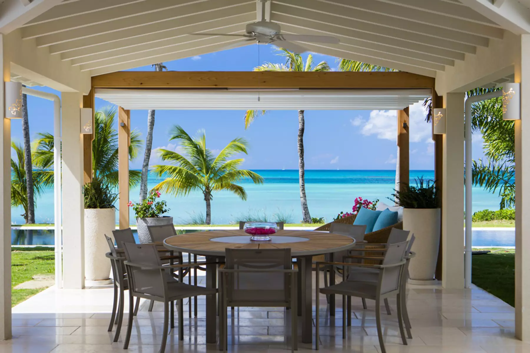 Itafile yokutyela e-Allamanda Villa, e-Edge Retreats e-Antigua