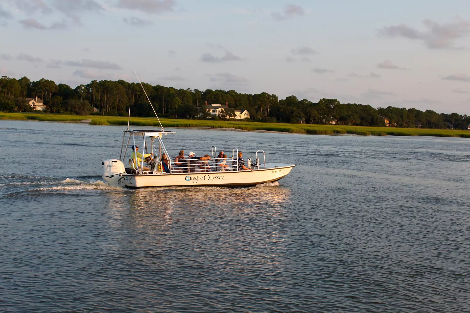 Orang yang menaiki piagam Outside Hilton Head di atas air