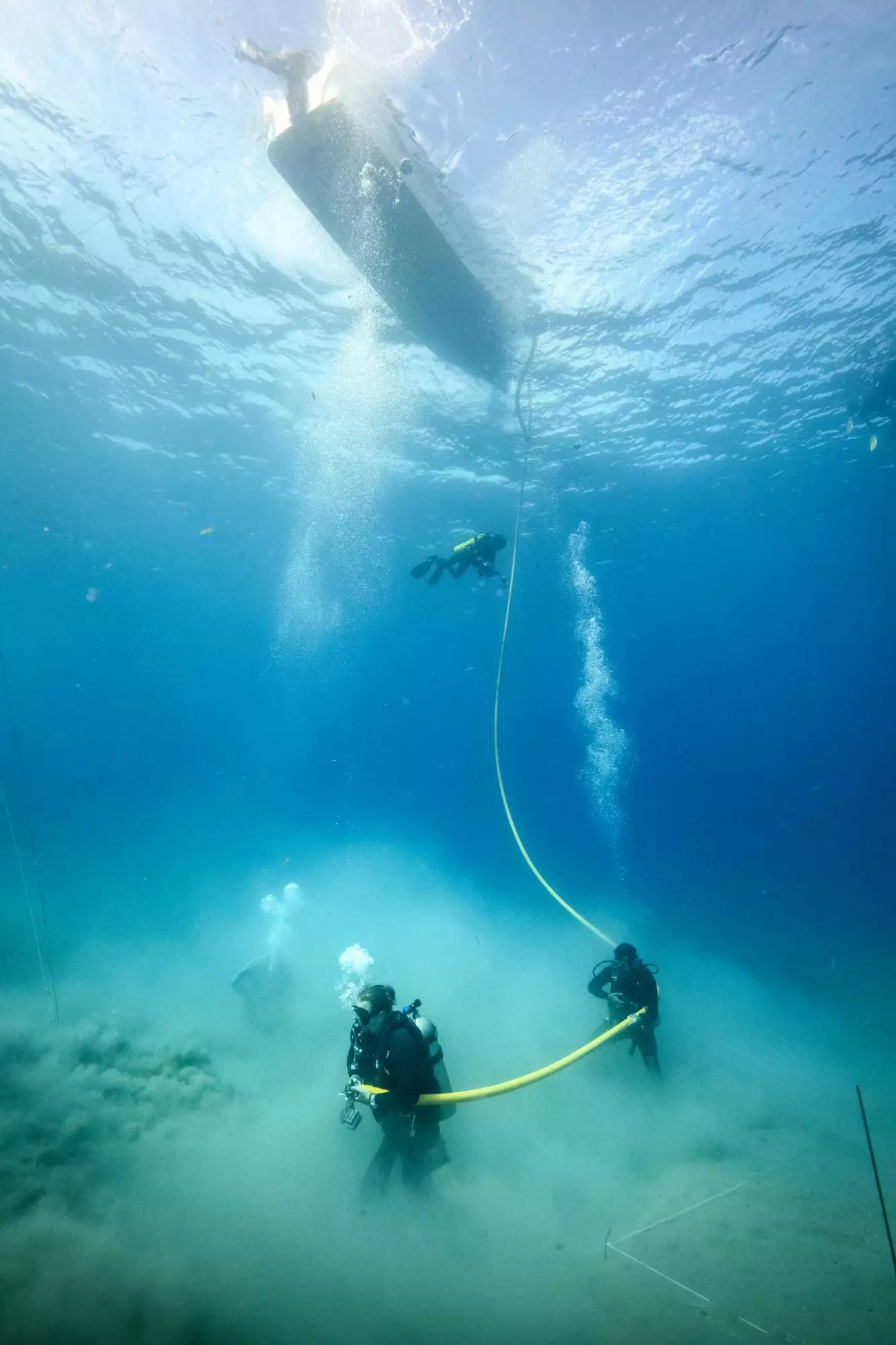 Tauchteams untersuchen eine der vielen Anomalien, die während der Magnetometer-Untersuchung der Gewässer entdeckt wurden, von denen angenommen wird, dass sie die Überreste der versenkten Flotte von Hernán Cortés aus dem Jahr 1519 enthalten.