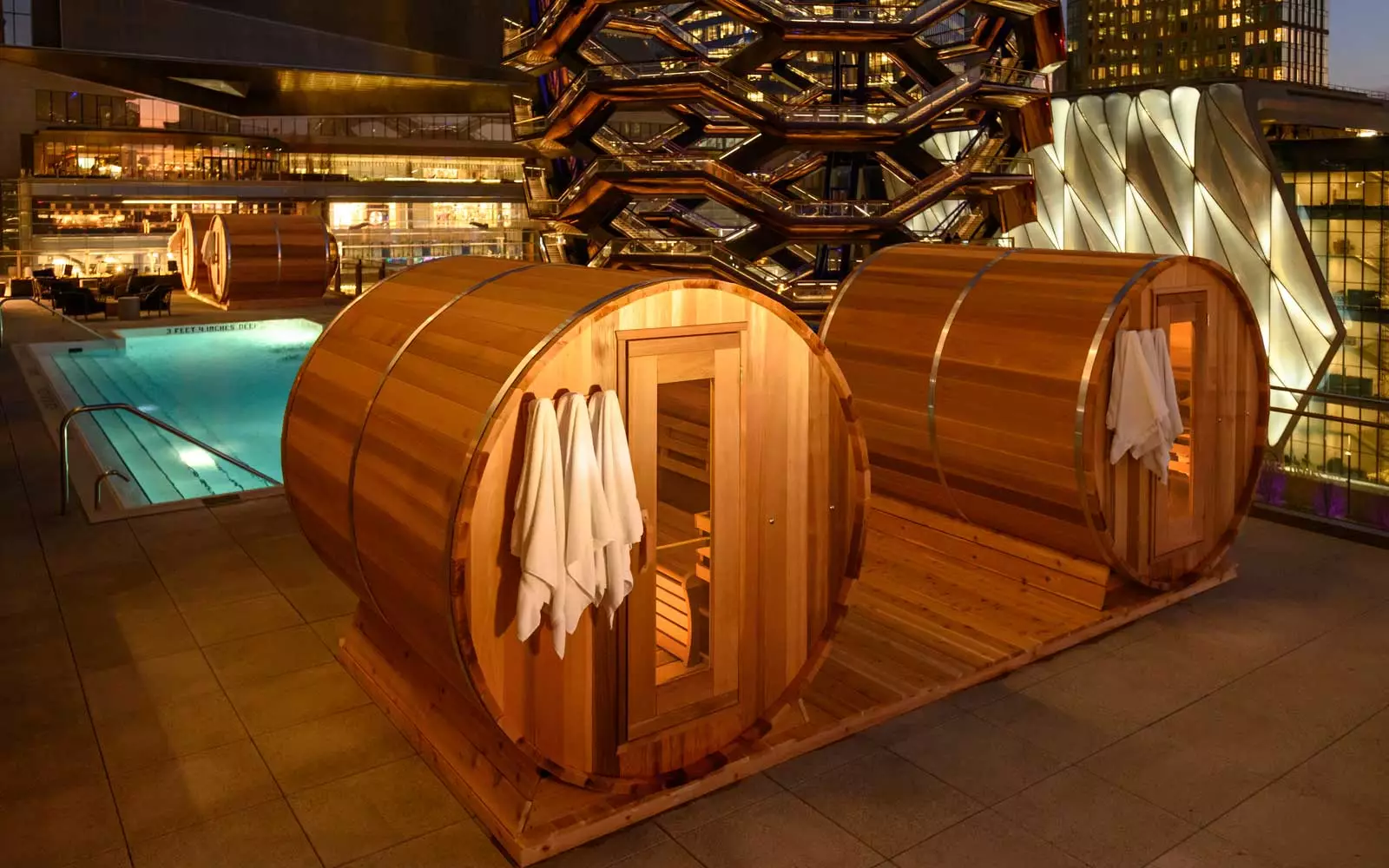 حمامات بخار Equinox Spa في الهواء الطلق في Hudson Yards في مدينة نيويورك