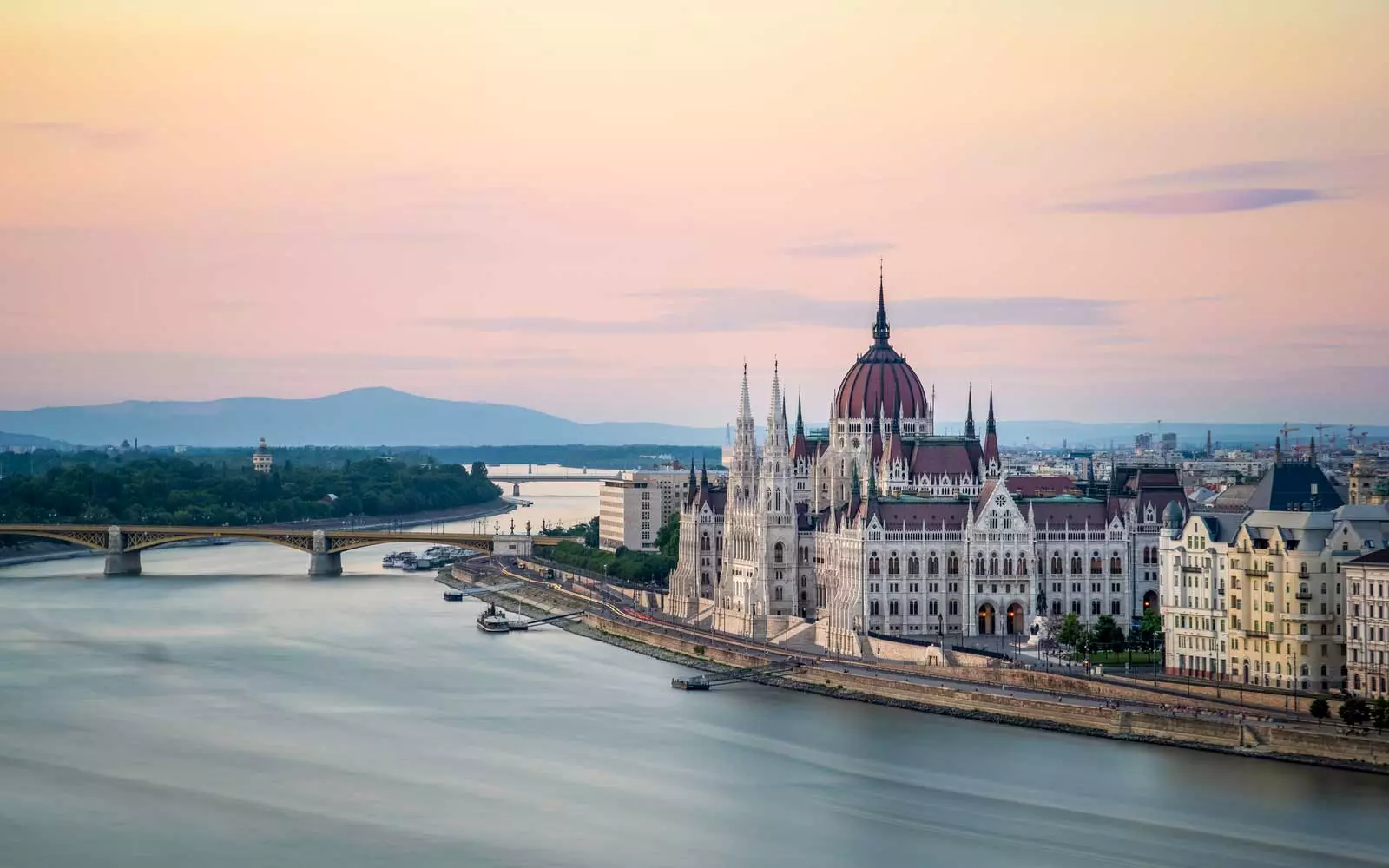 Lub tsev Hungarian Parliament ntawm ntug dej ntawm Danube thaum kaj ntug