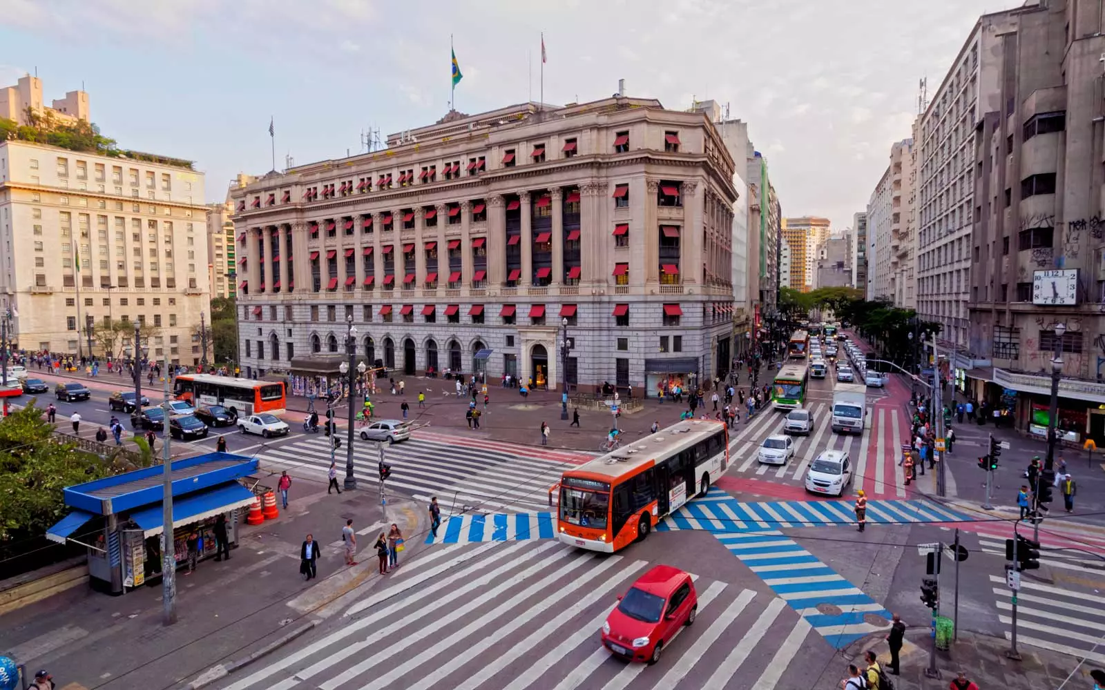 Teatrul Municipal de intersecție dintre Viaduto do Cha, Rua Xavier de Toledo și Praca Ramos de Azevedo