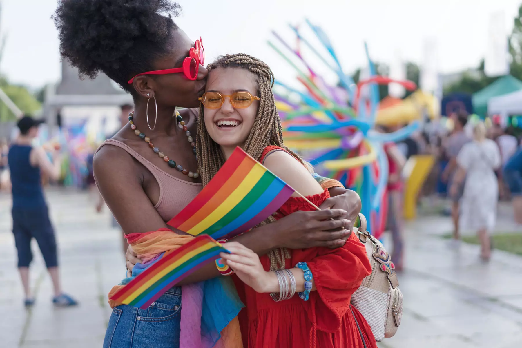 Flickor som kysser under Pride-månaden