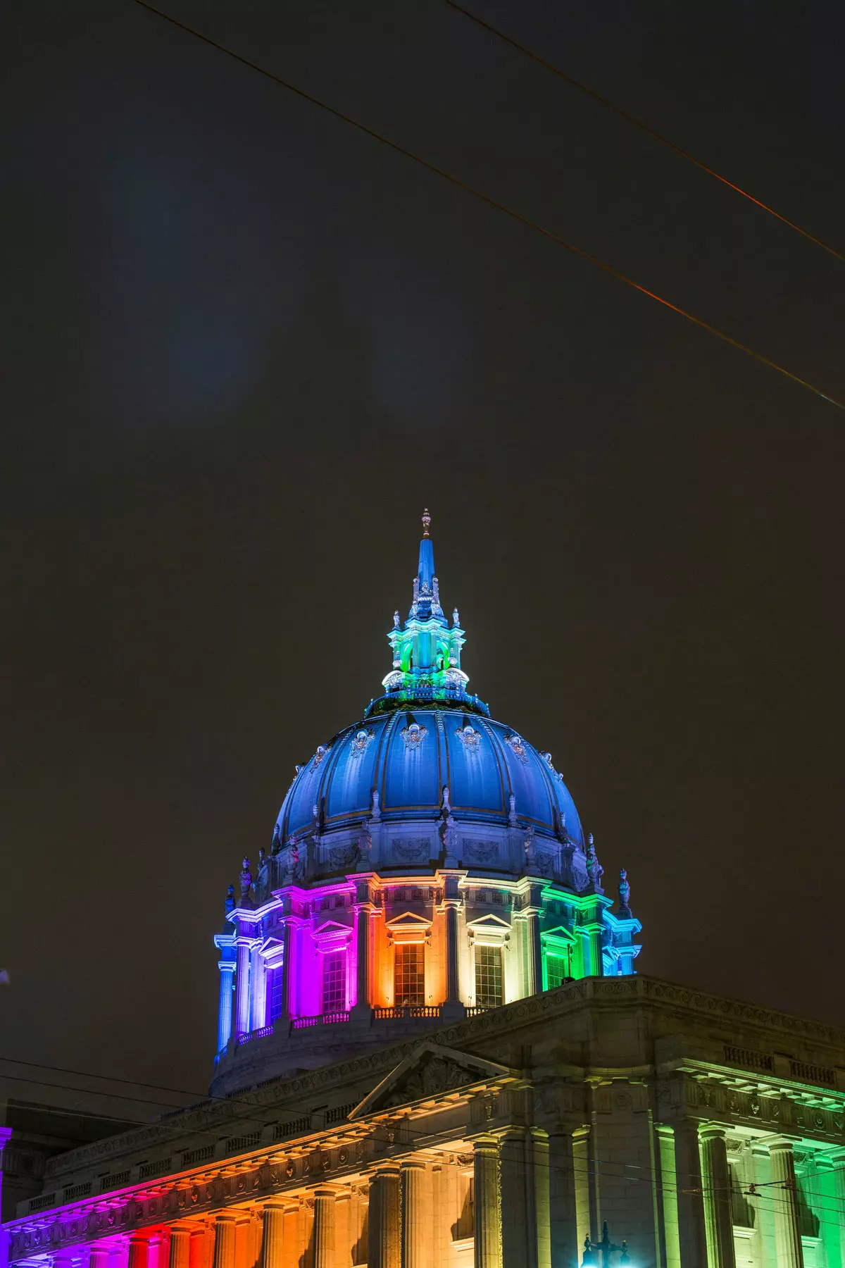San Franciscos stadshus lyser upp i regnbågens färger för Pride