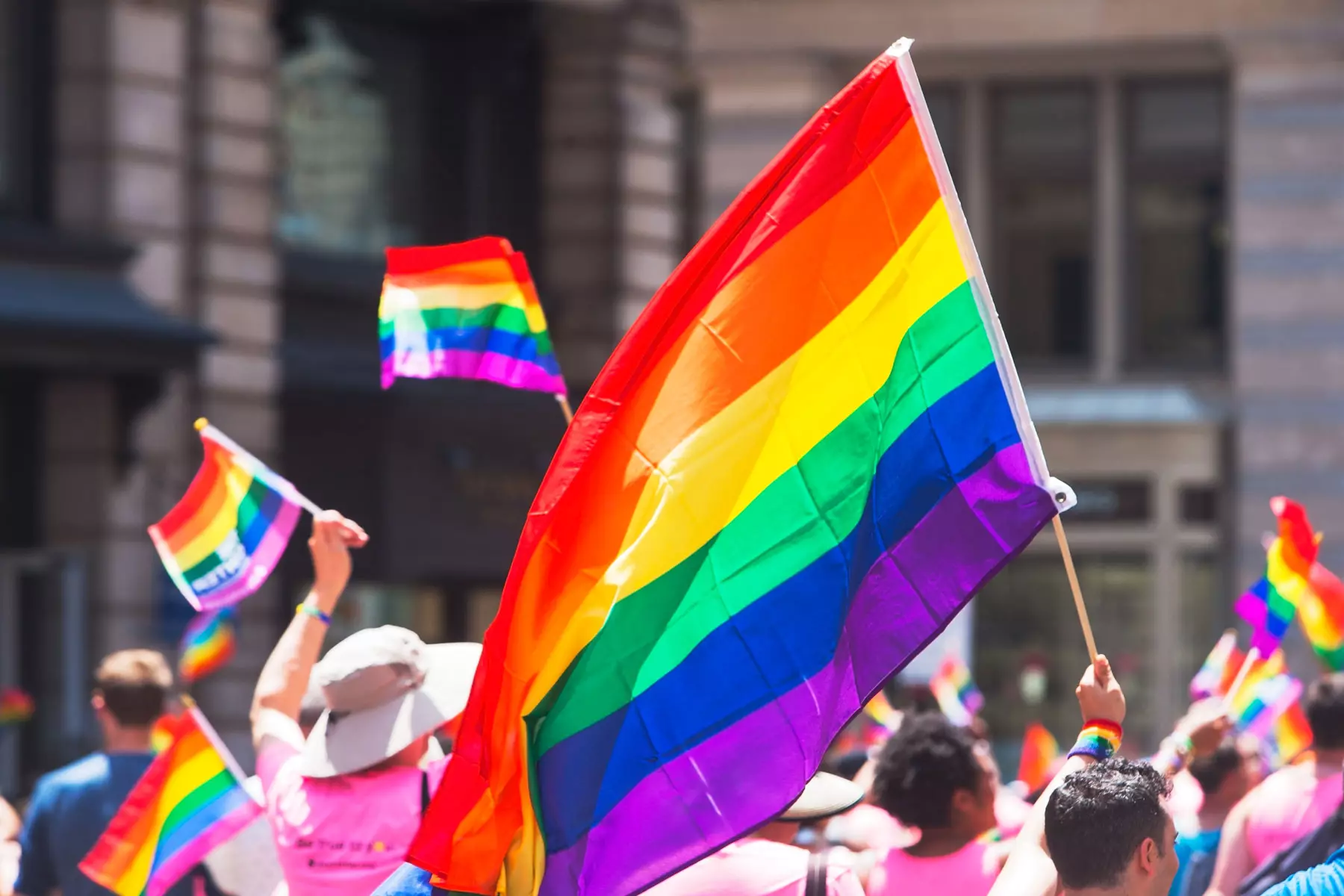 Pride-flaggor hålls under paraden