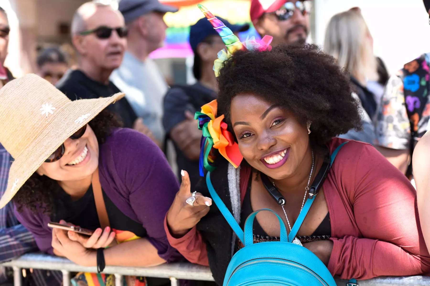 մարդիկ, ովքեր ժպտում են տեսախցիկի առաջ Pride փառատոնի ժամանակ
