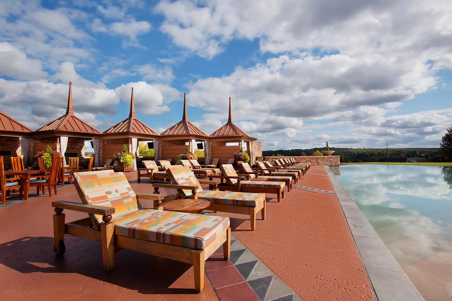 Nemacolin Resort တွင်ရေကူးကန်နှင့် cabanas