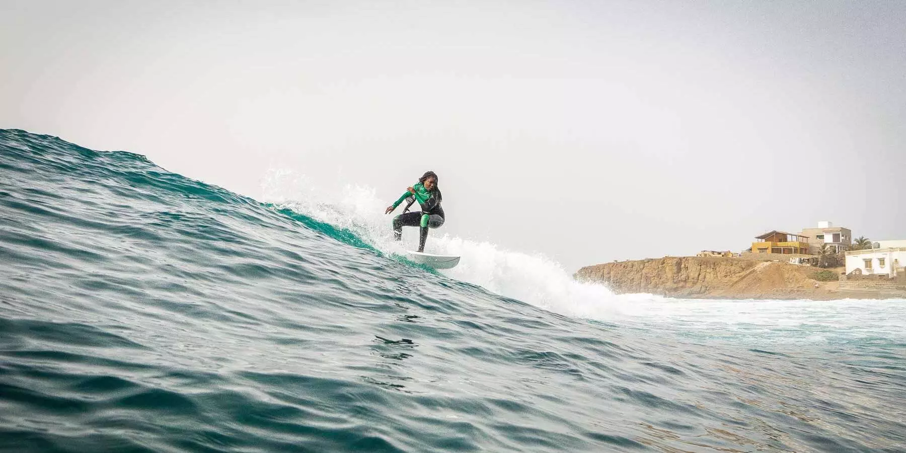 Surfer Senegal Khadjou Sambe dina Ngembangkeun Karagaman dina Olahraga - sareng Tempat Karesepna di Dakar