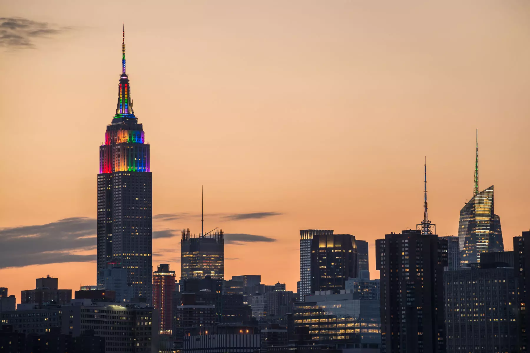 Empire State Building lyser opp med Pride-regnbuen