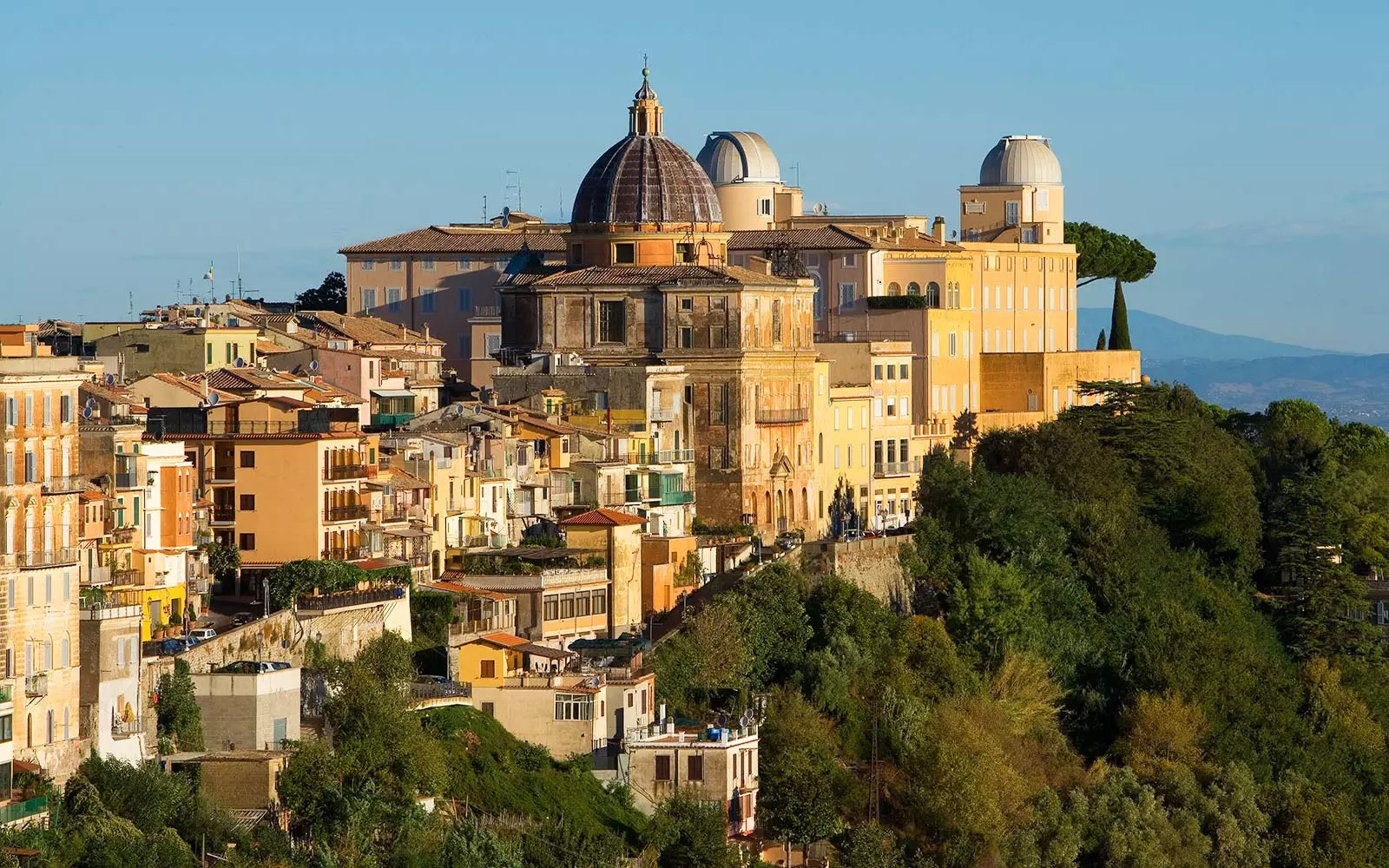 Castel Gandolfo emelkedett városképe és homlokzata, a pápa nyári rezidenciájának házai Eredetileg Domitianus császár építtette, később a Gandolfi nemesi család, majd a Savelli 17. századi reneszánsz székhelye, Lazio, Olaszország